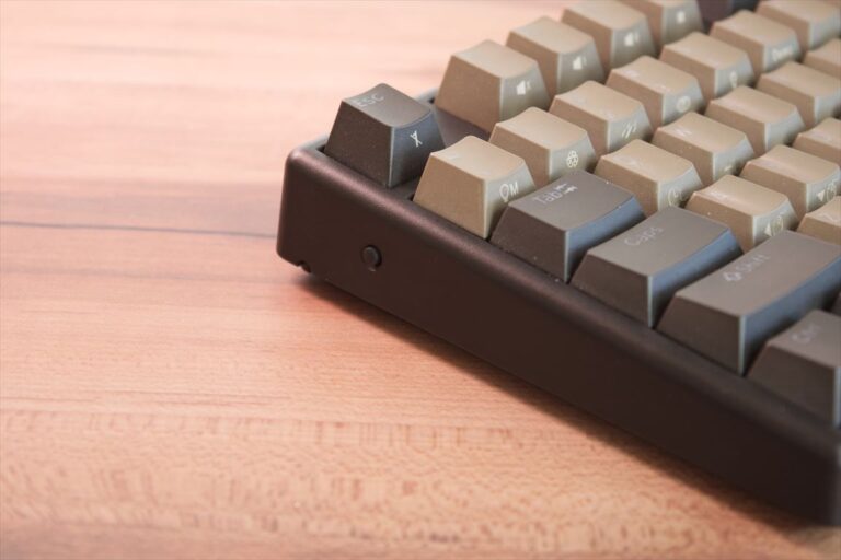 【Niz Plum Micro82】安めなのに軽やかで気持ちいい打ち心地の静電容量無接点方式キーボードをレビュー | ポテイモブログ